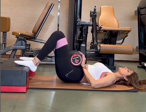 Shilpa Shetty keeps her fitness game strong as she performs banded feet ...