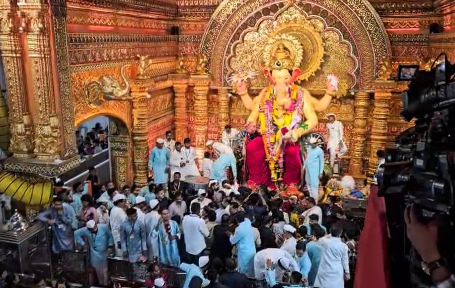 Ganesh Chaturthi: Massive crowd at Lalbaugcha Raja, devotees say 'feels ...