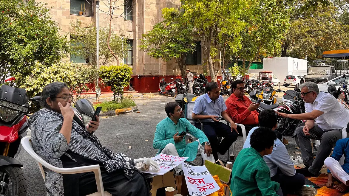 TMC leaders continue dharna at Delhi's Mandir Marg police station